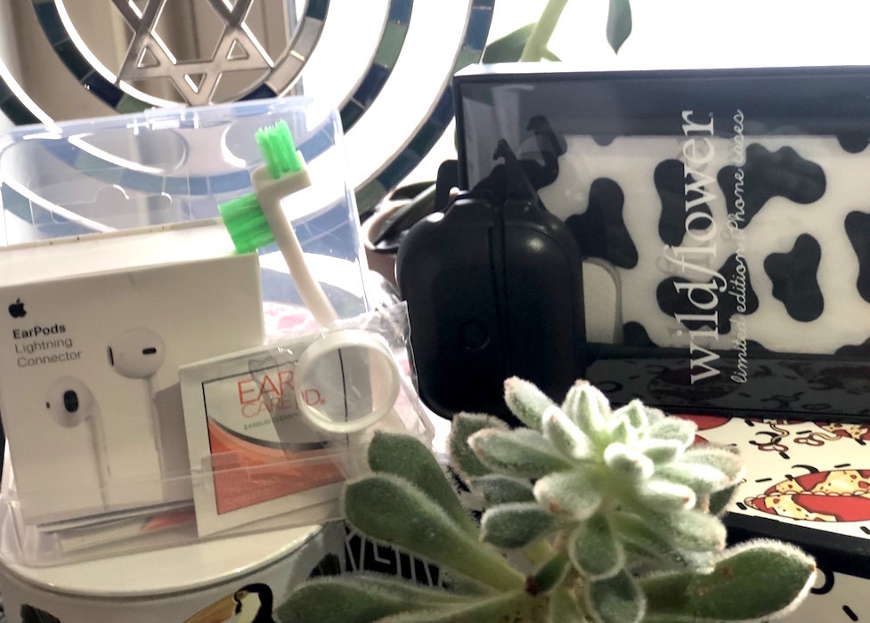 GADGET HAPPY accessories to GIFT this season - Fashion Daily Mag